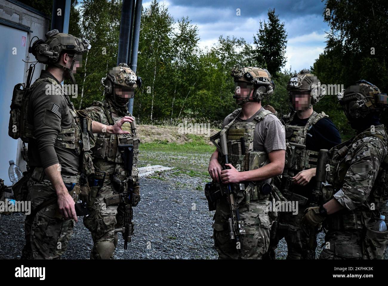 U.S. Green Berets from 10th Special Forces Group (Airborne), conduct an ...