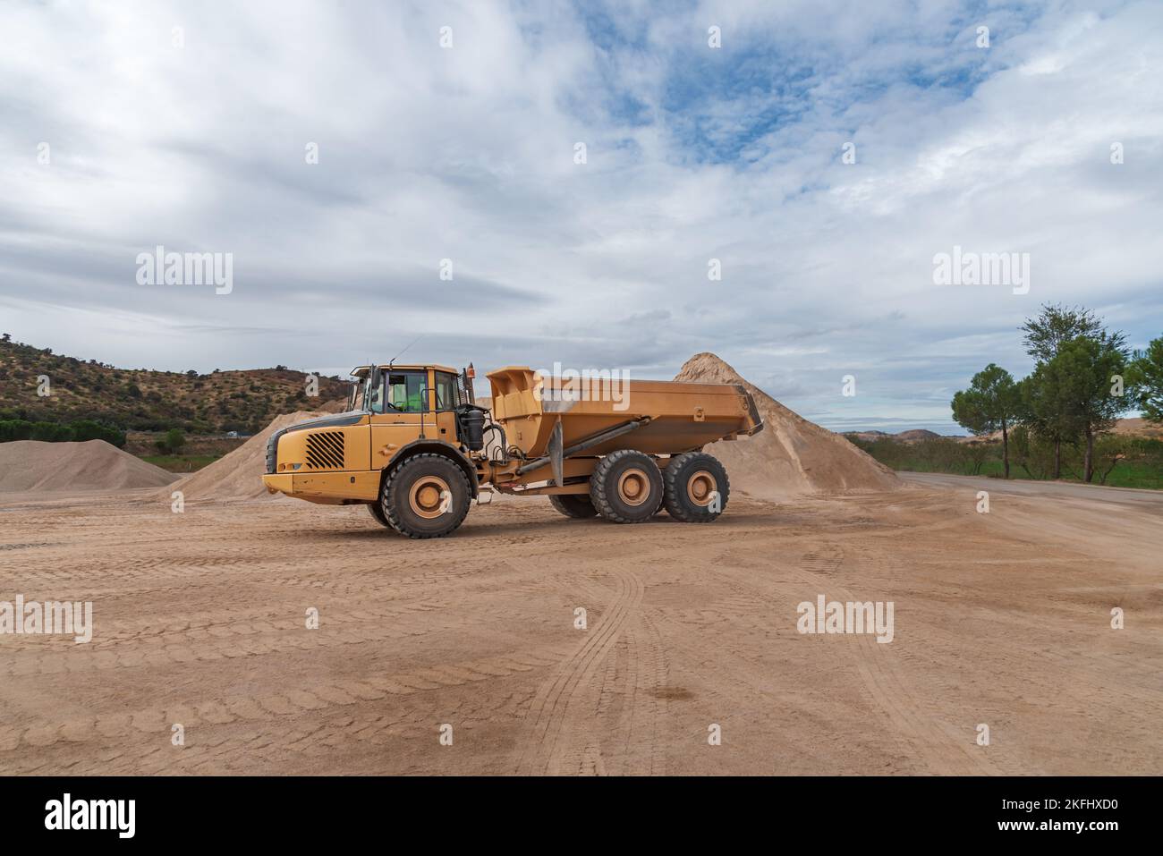 Tipper truck for exclusive use in mines, construction sites and ...
