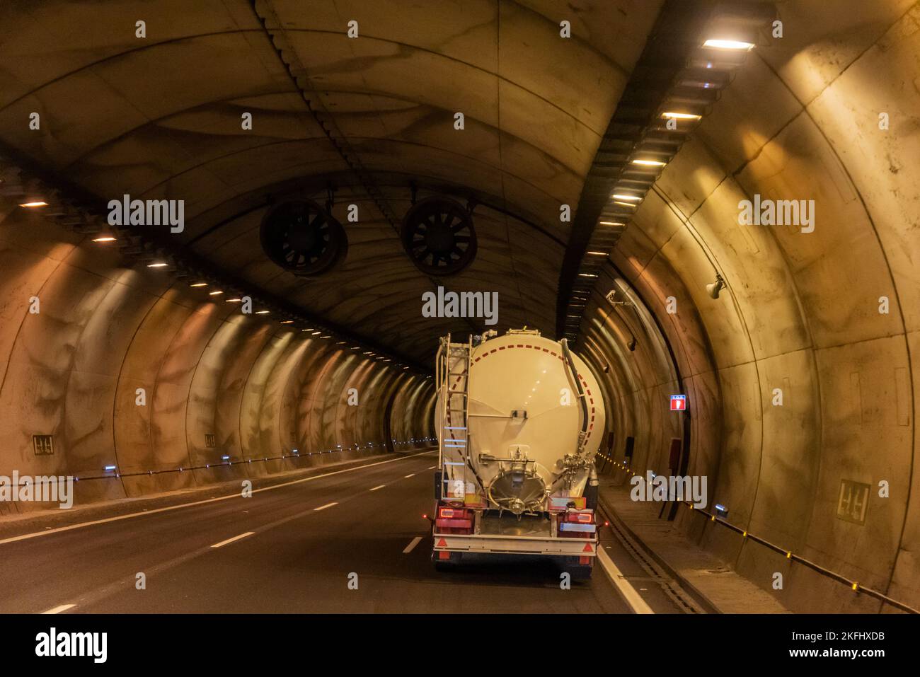 Silo truck for transporting powdery materials circulating inside a ...