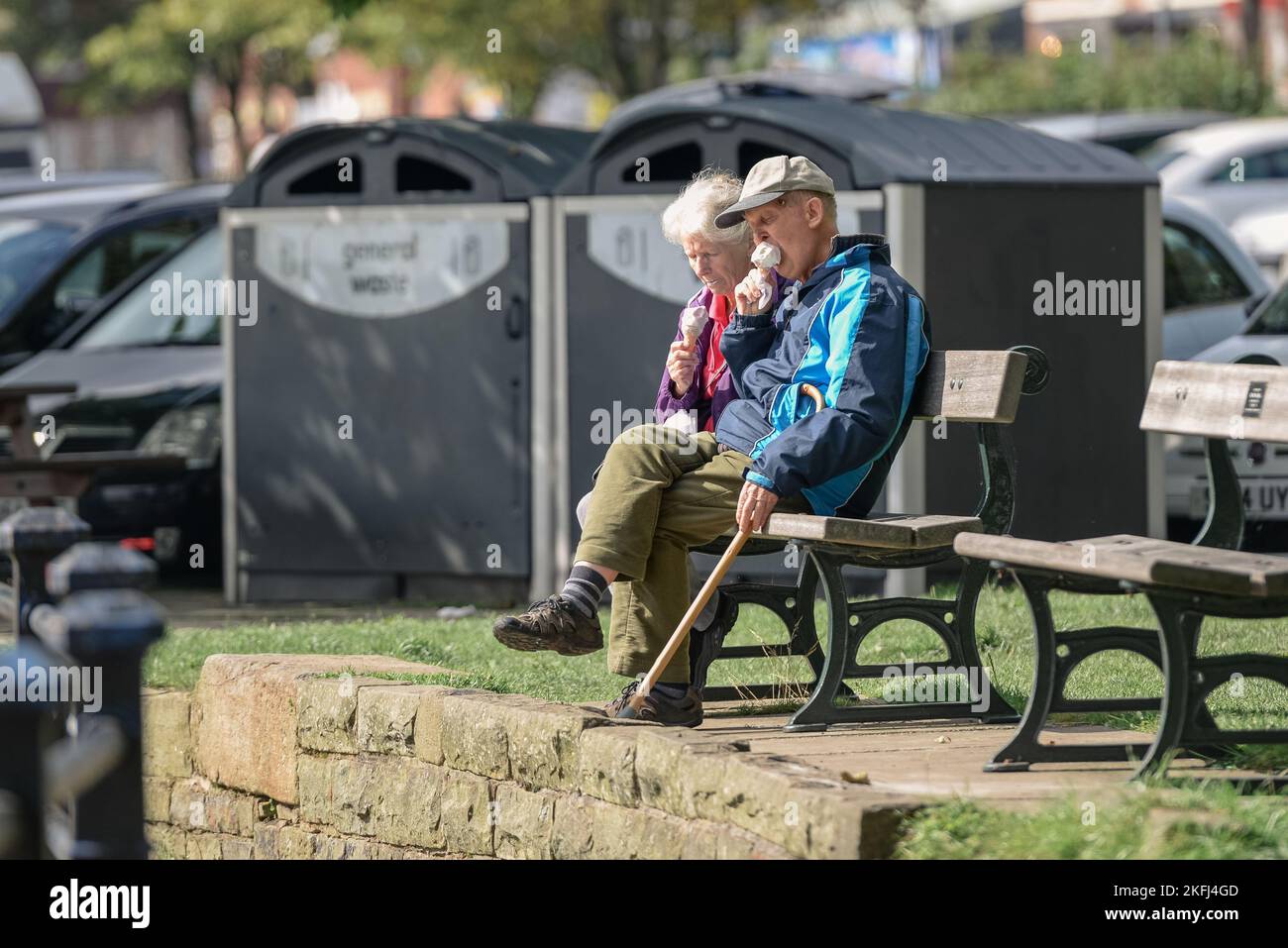An old lady sat on the street hi-res stock photography and images - Alamy