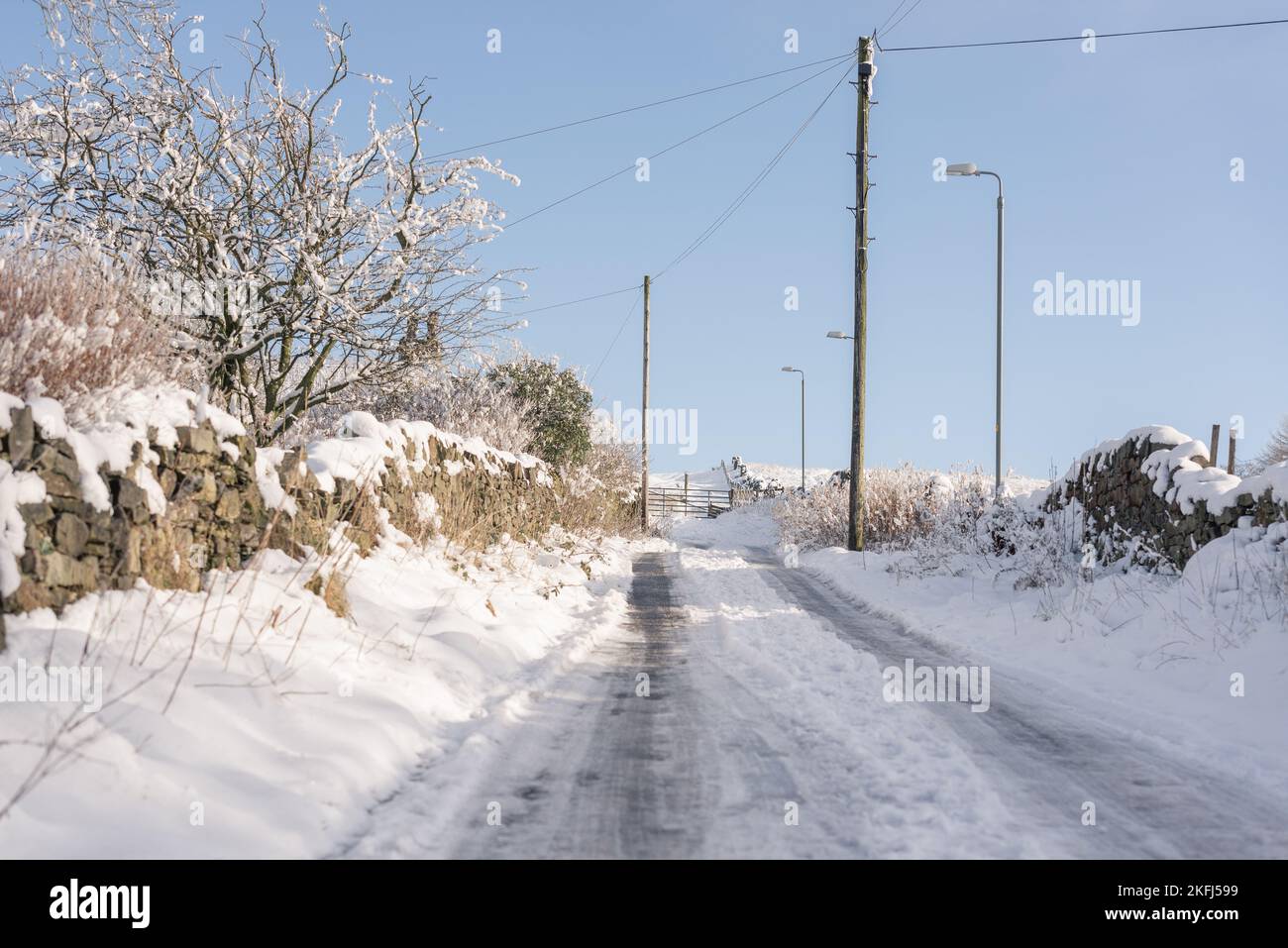 Snow and ice telegraph poles hi-res stock photography and images - Alamy