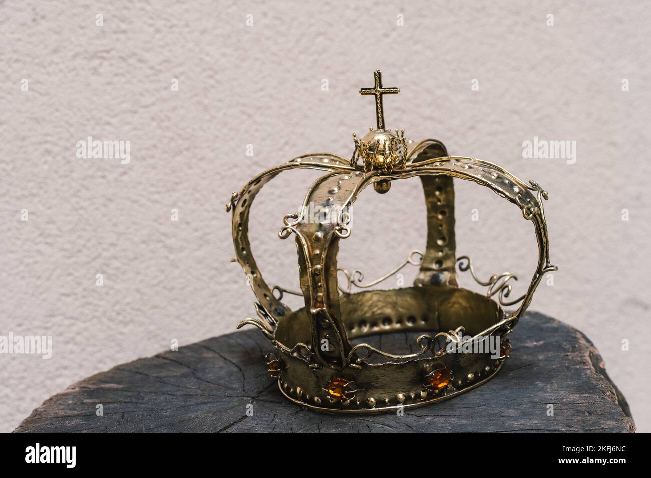 A king's crown with a golden cross Stock Photo - Alamy