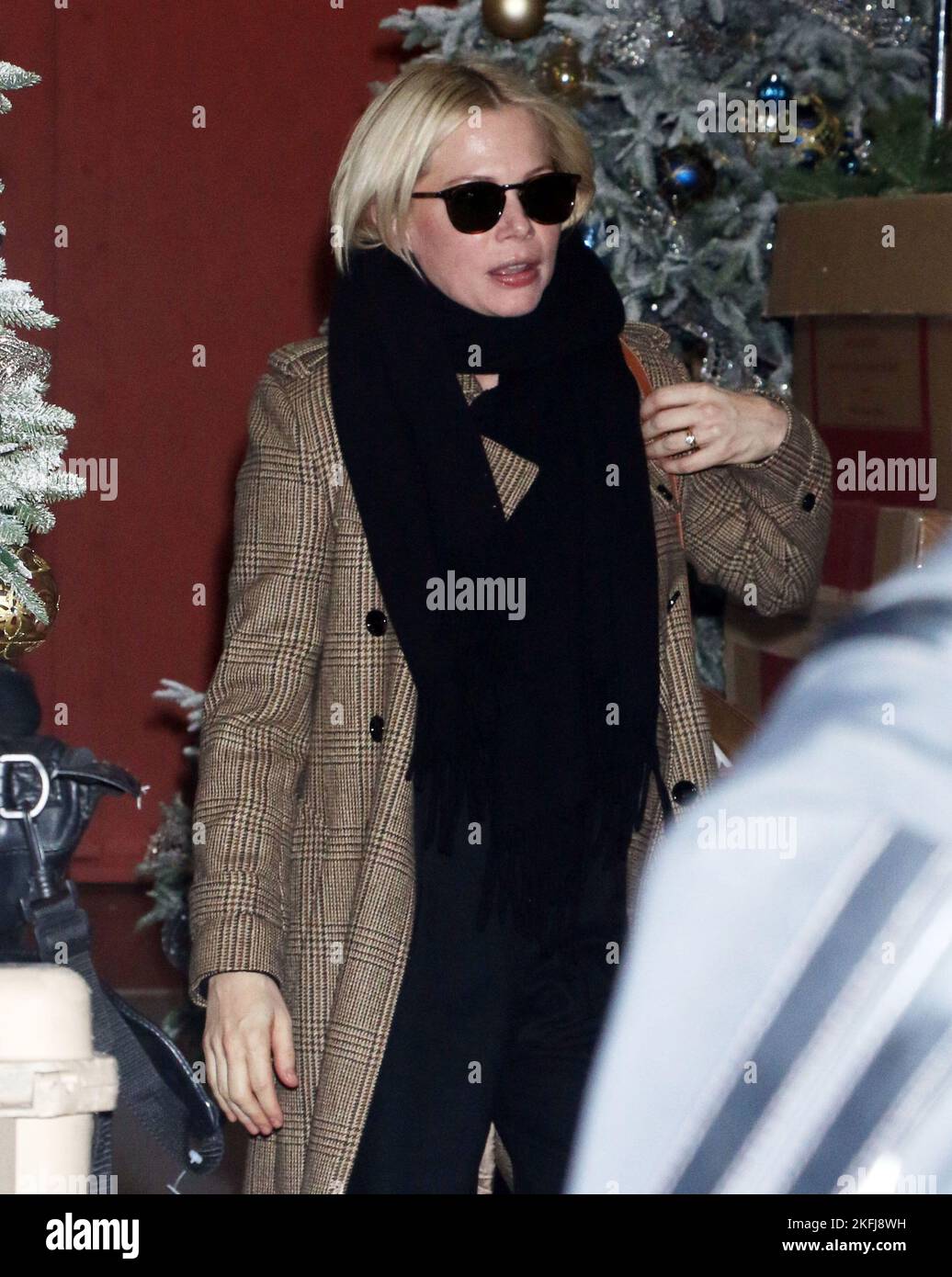 Celebrities At The 'Live with Kelly & Ryan' Show Studios -PICTURED ...