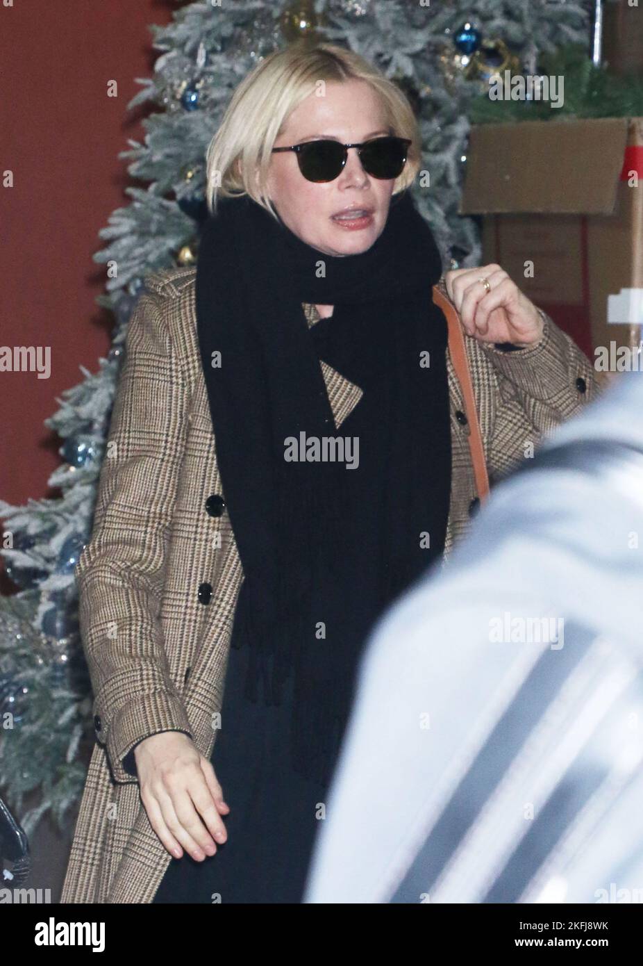 Celebrities At The 'Live with Kelly & Ryan' Show Studios -PICTURED ...