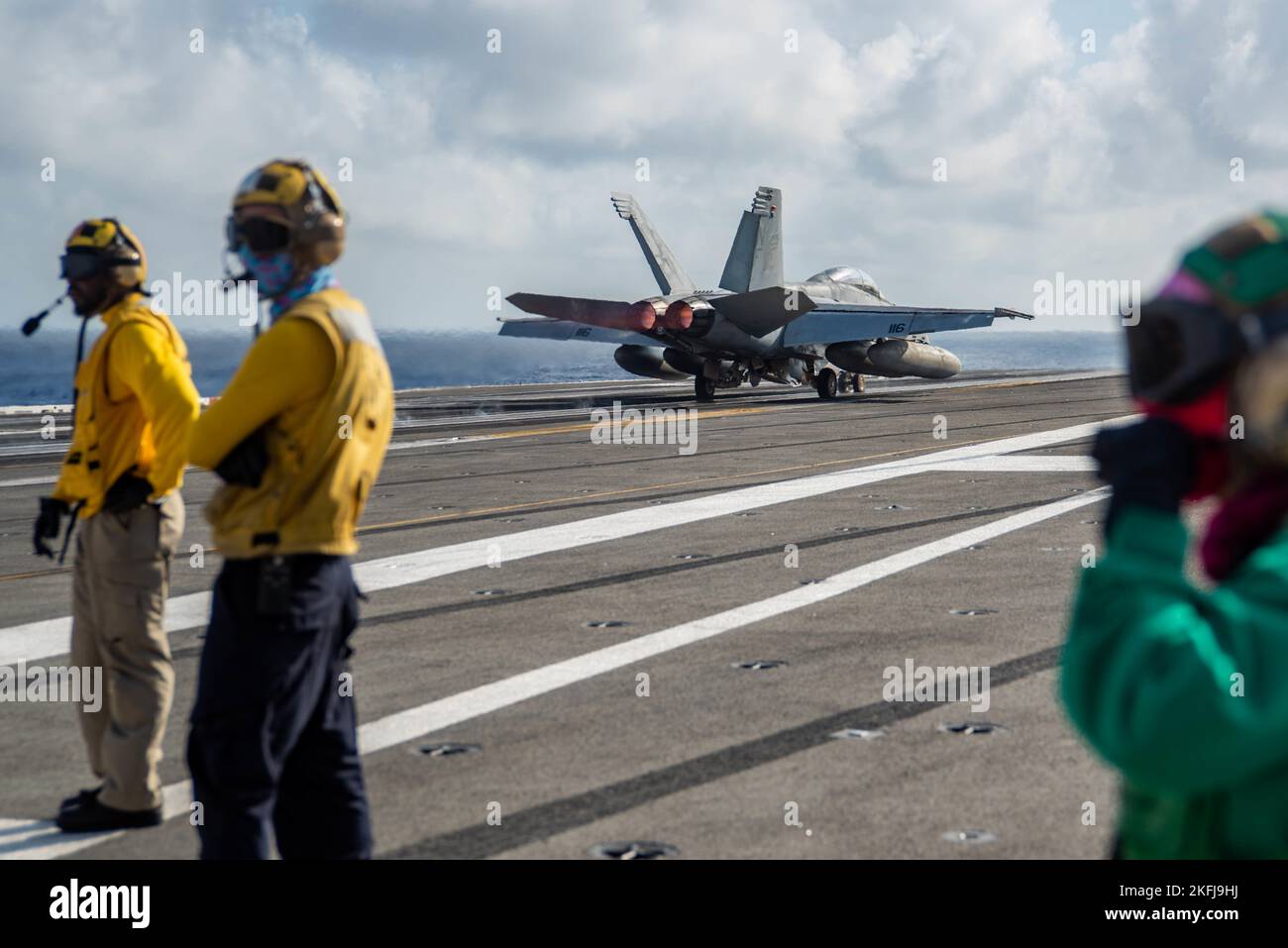 220919-N-WU964-2068 PACIFIC OCEAN (Sept. 19, 2022) An F/A-18F Super ...