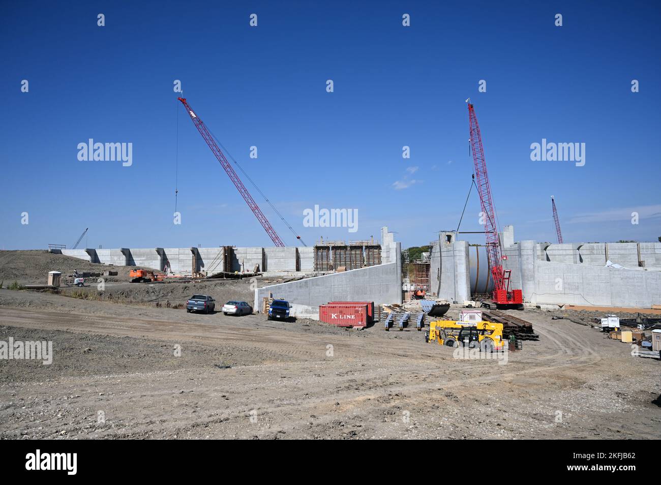 A crane lifts a Tainter gate into place at the U.S. Army Corps of ...