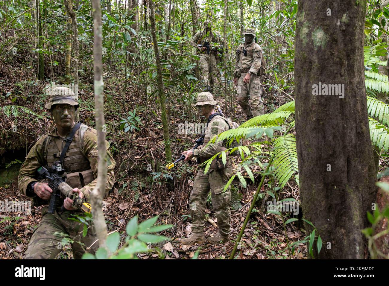 Soldiers from the 2nd/1st Battalion, Royal New Zealand Infantry ...