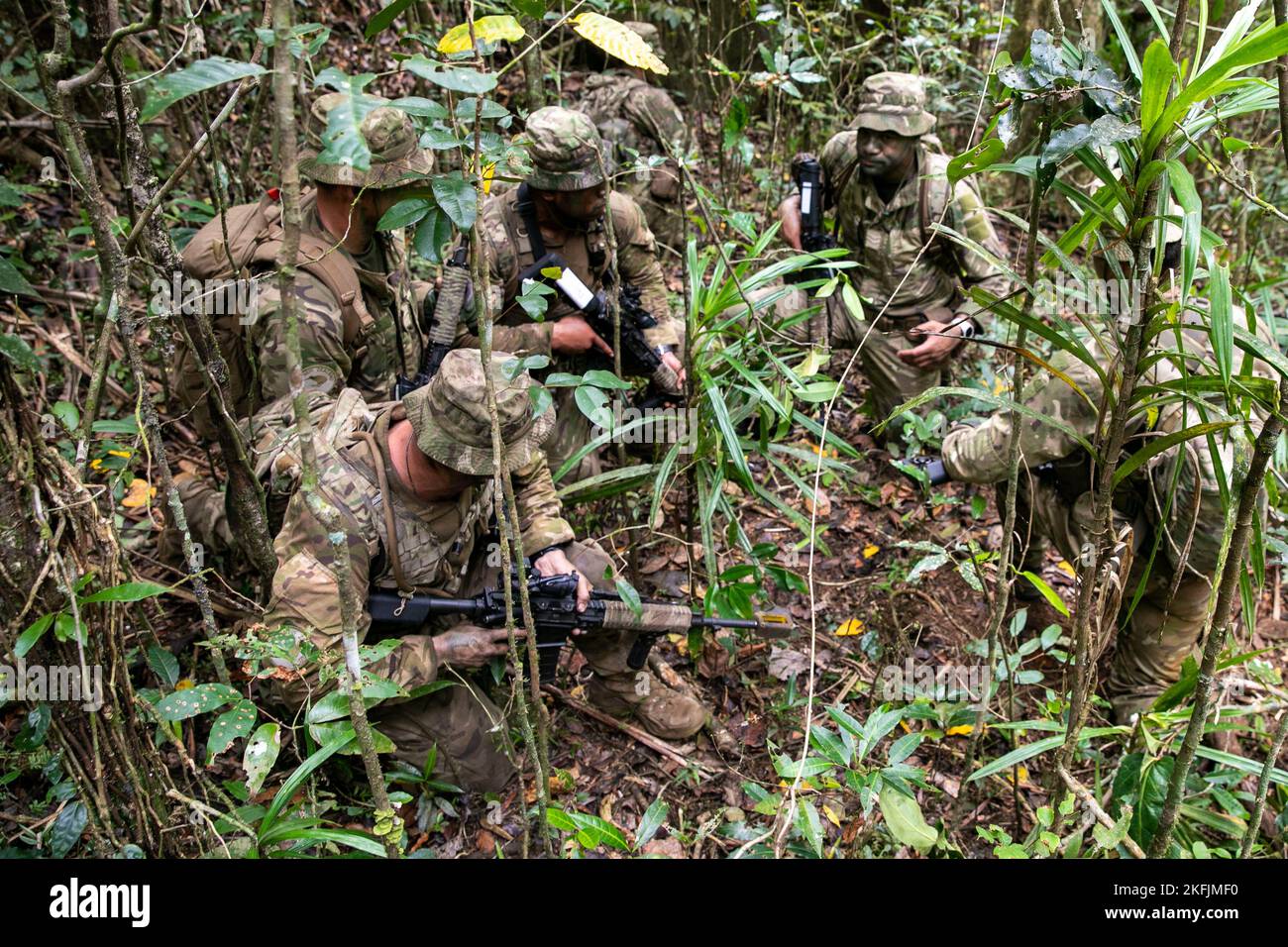 Soldiers from the 2nd/1st Battalion, Royal New Zealand Infantry ...