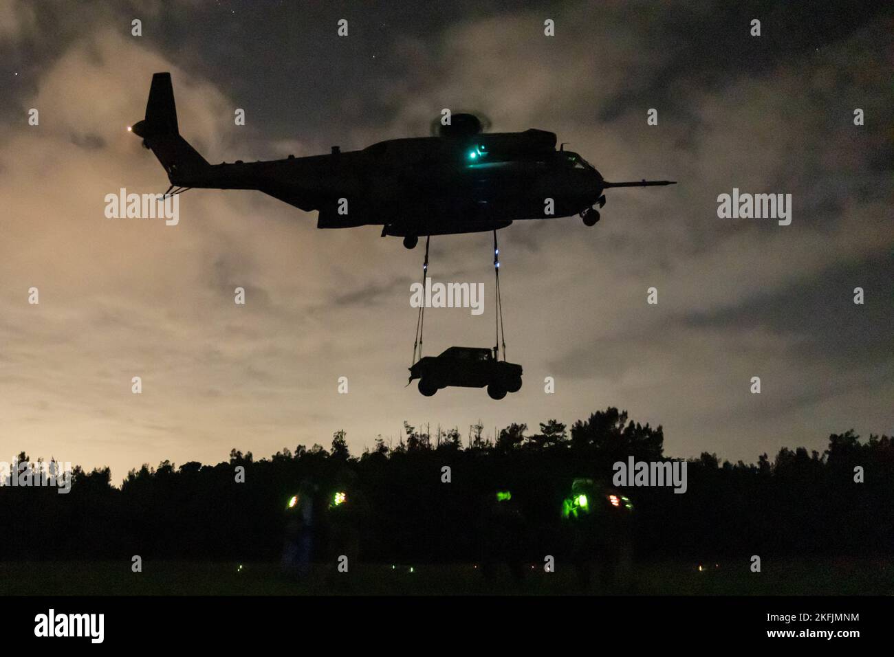 Helicopter lifting heavy load hi-res stock photography and images - Alamy