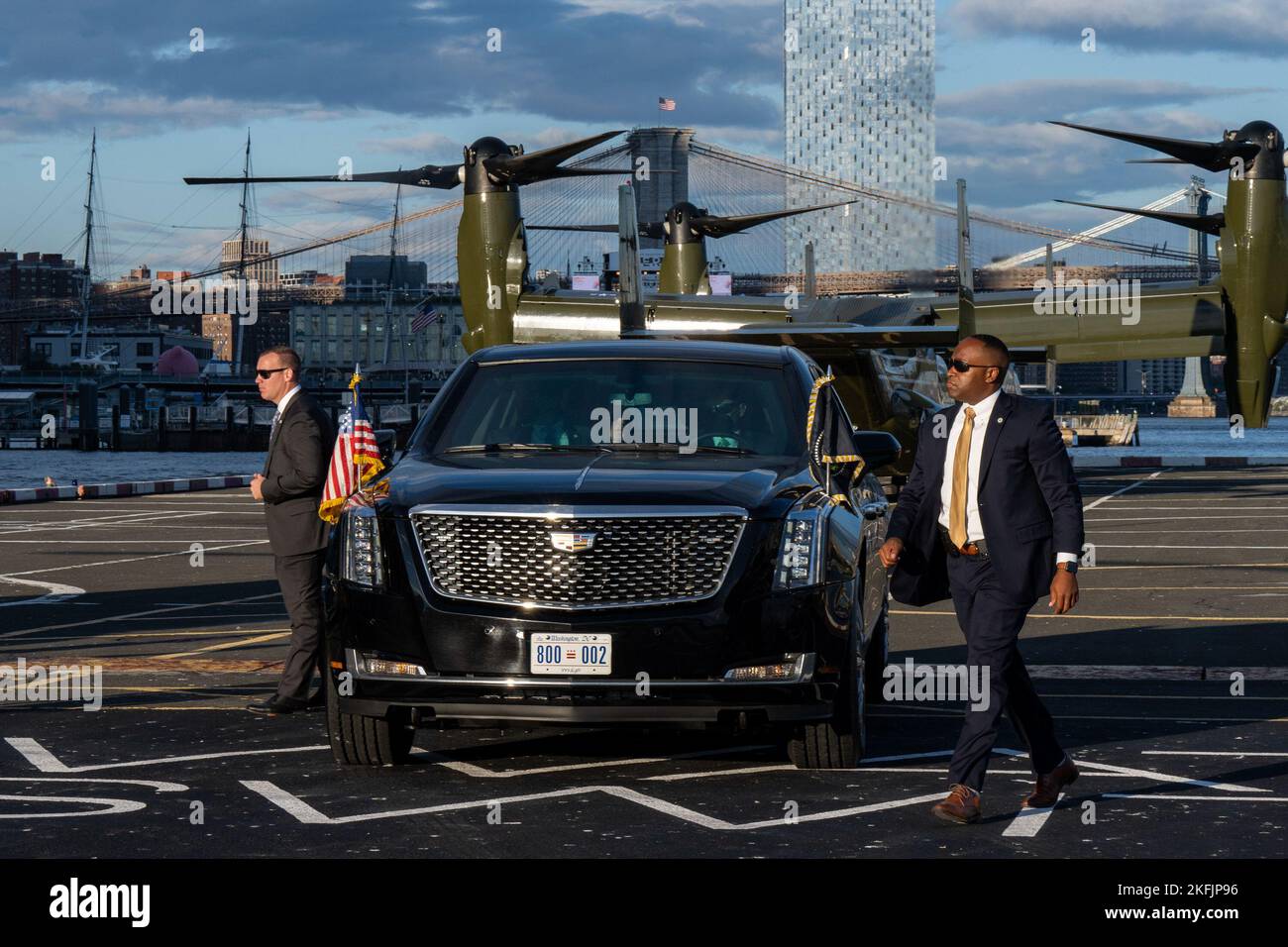 U.S. Secret Service Agents are seen providing security for President ...