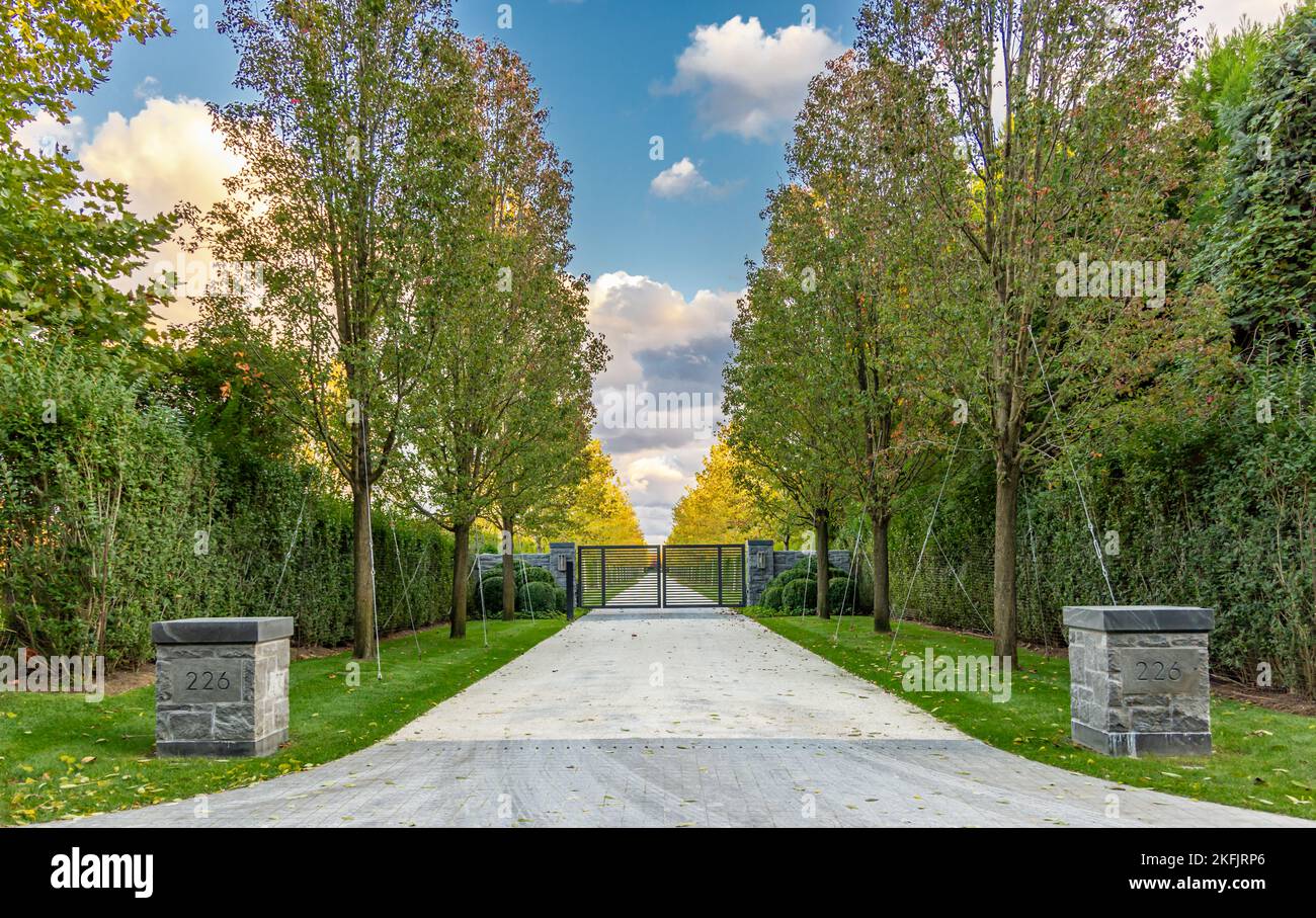 Long driveway hi-res stock photography and images - Alamy