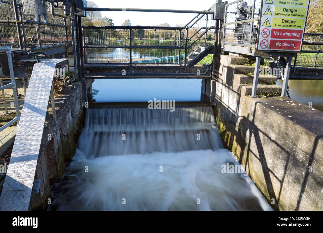 Sluice gates hi-res stock photography and images - Alamy