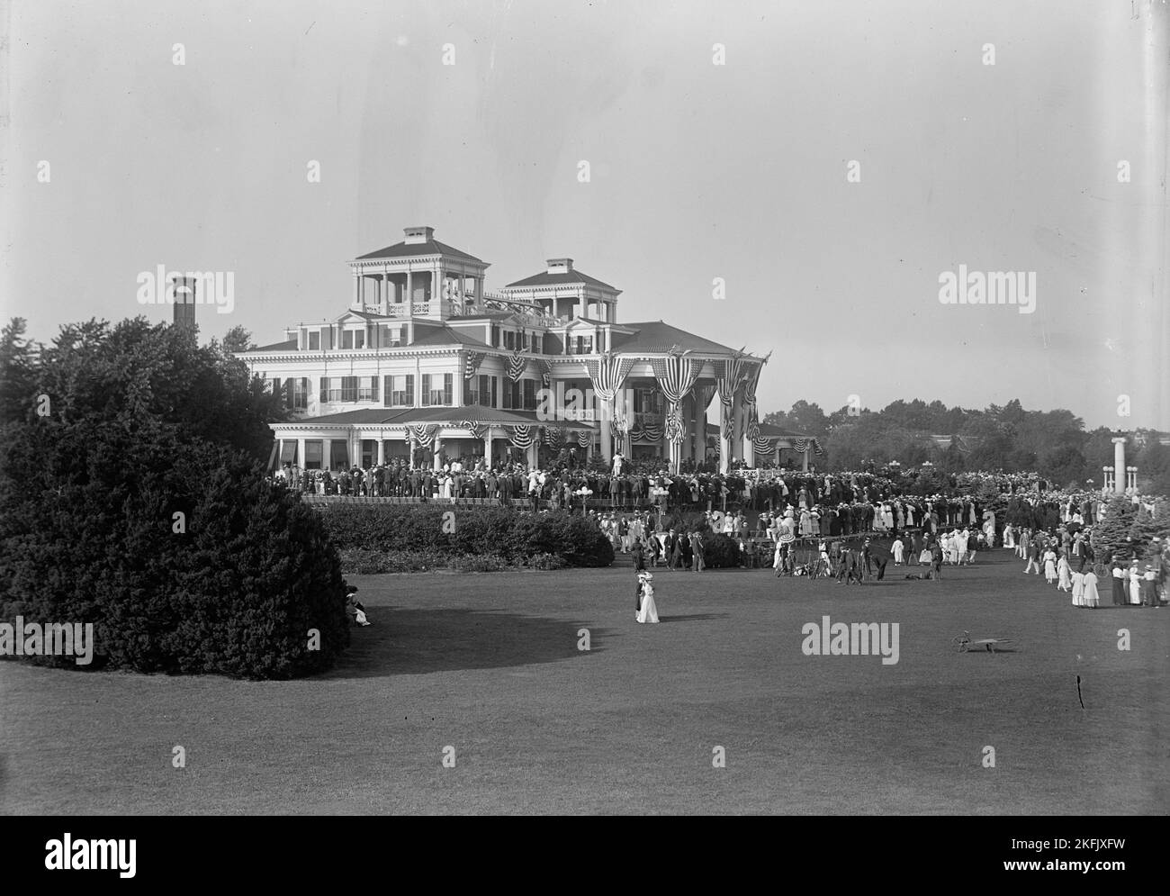 1910s crowd houses hi-res stock photography and images - Alamy