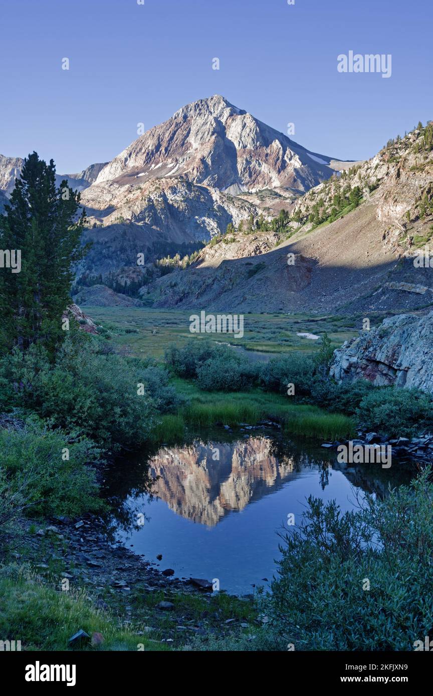 Red Slate Mountain in the Sierra Nevada reflected in a small pool Stock ...