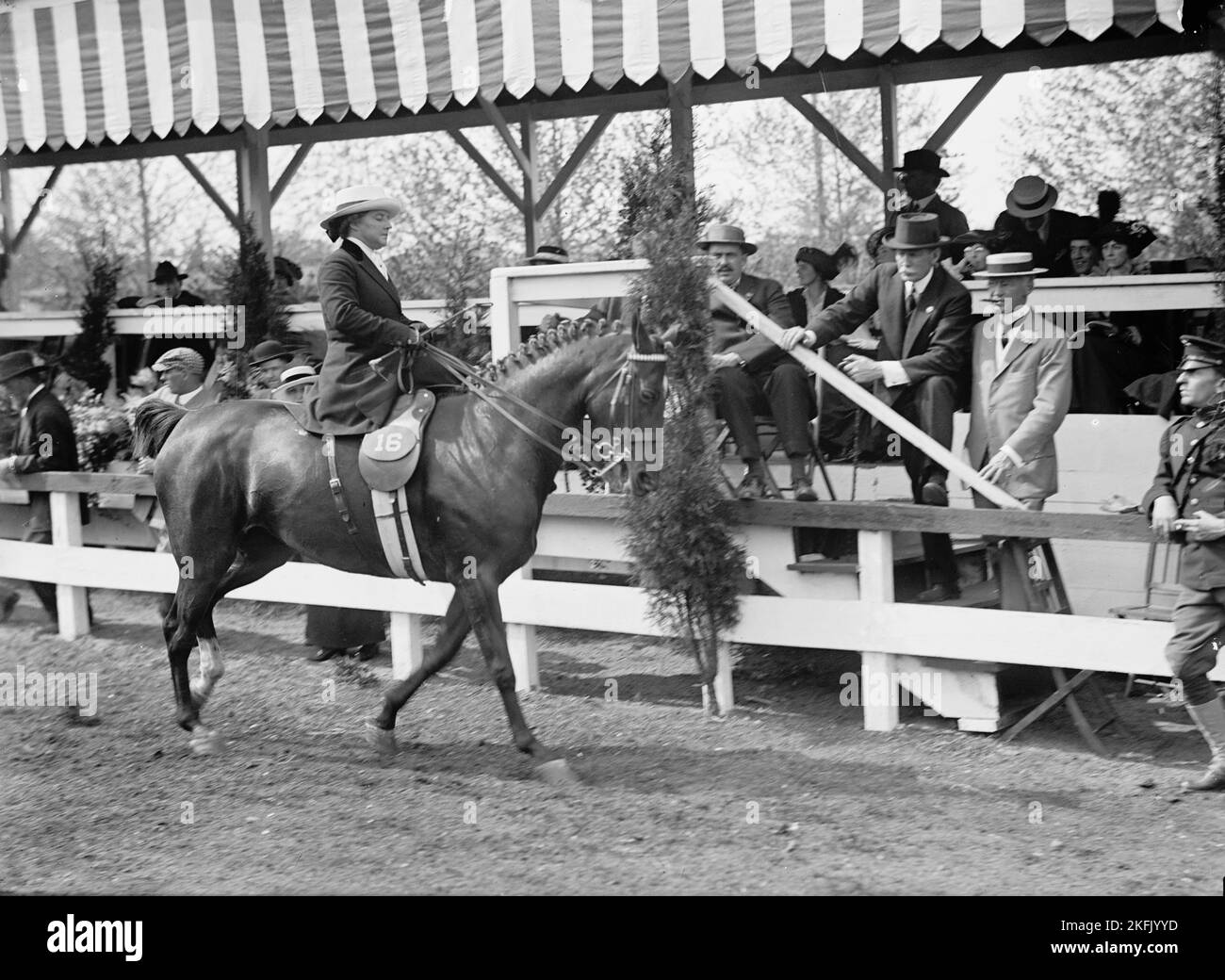 Potts, Mrs. Alan - Horse Show, 1914 Stock Photo - Alamy