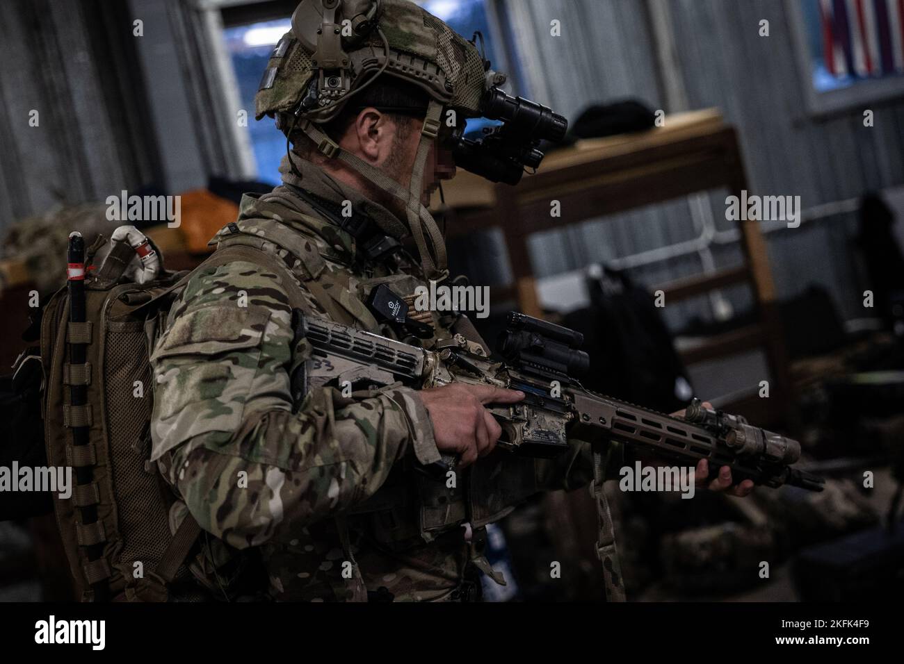 A U.S. Army Green Beret from 10th Special Forces Group (Airborne ...
