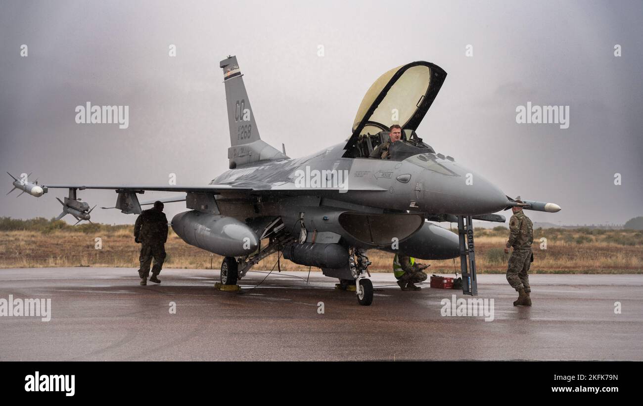 A F-16 Fighting Falcon arrives to Pueblo during Operation Thundercat at ...