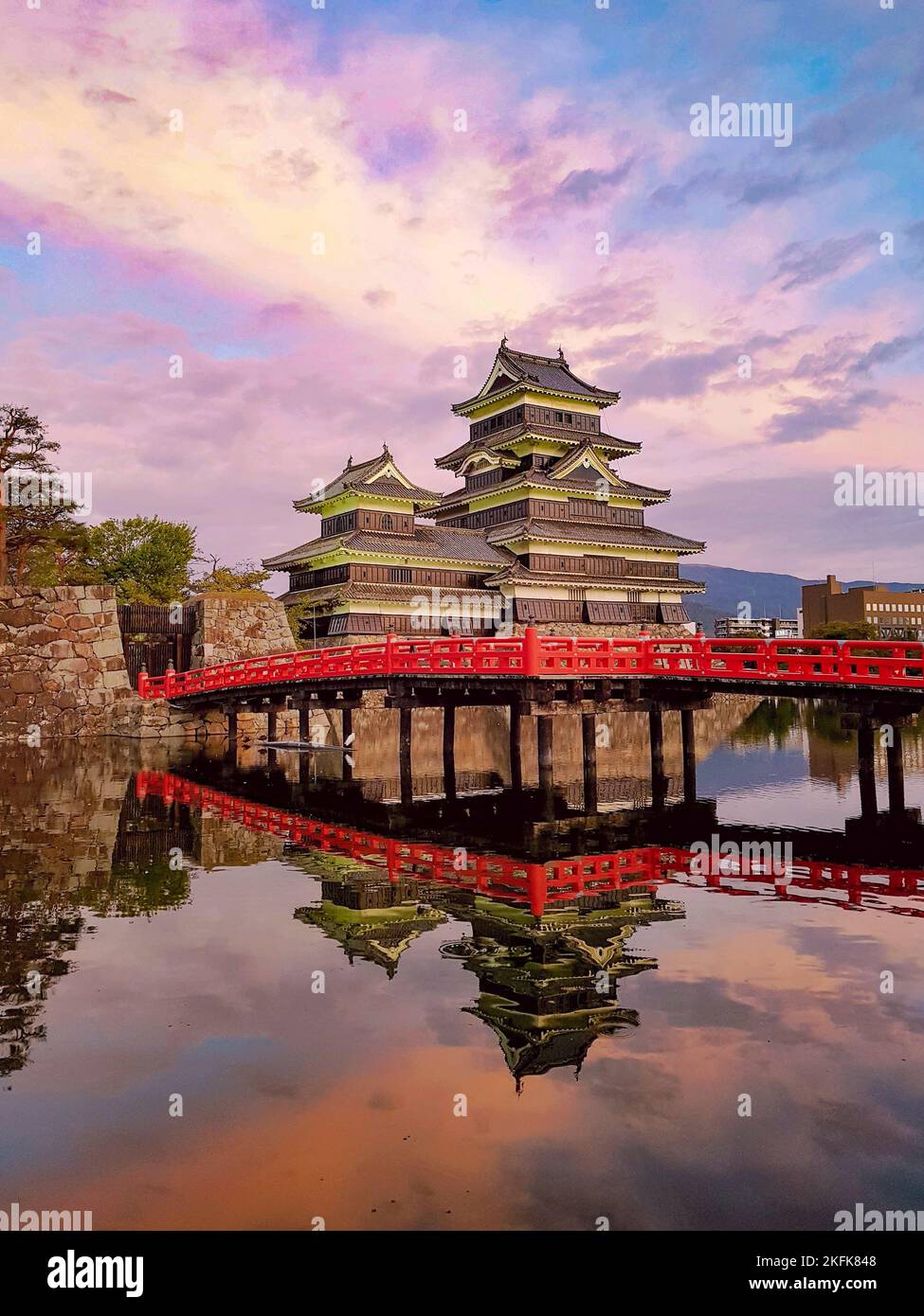 A beautiful view of the Matsumoto castle and reflection on the water ...