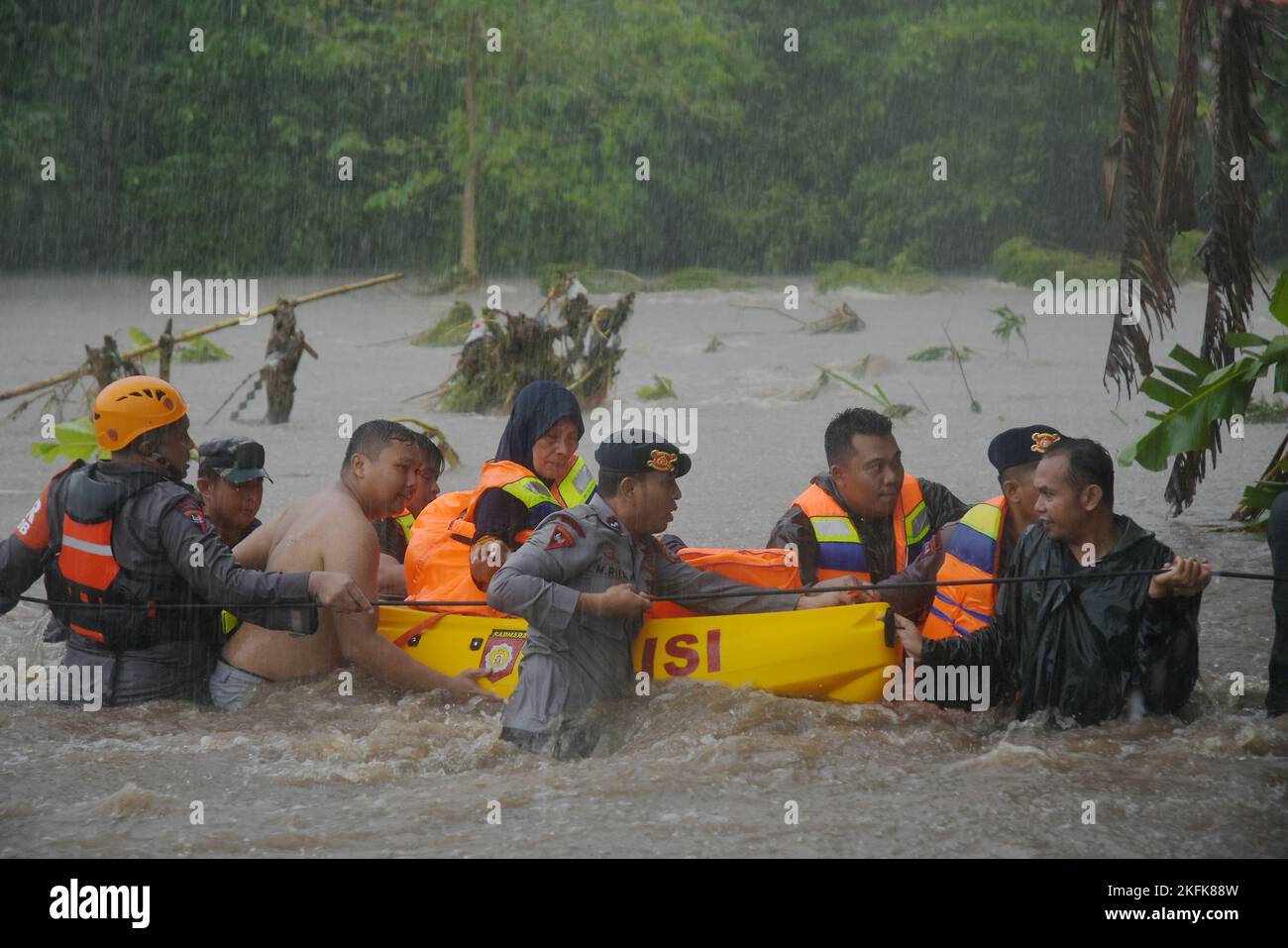 Members of the Joint Mobile Brigade Unit Battalion B, National Search ...