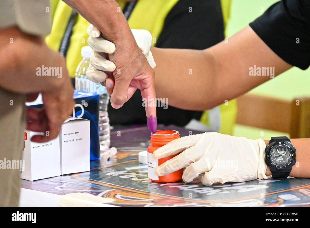 (221119) -- BERA, Nov. 19, 2022 (Xinhua) -- A voter dips a finger into ...