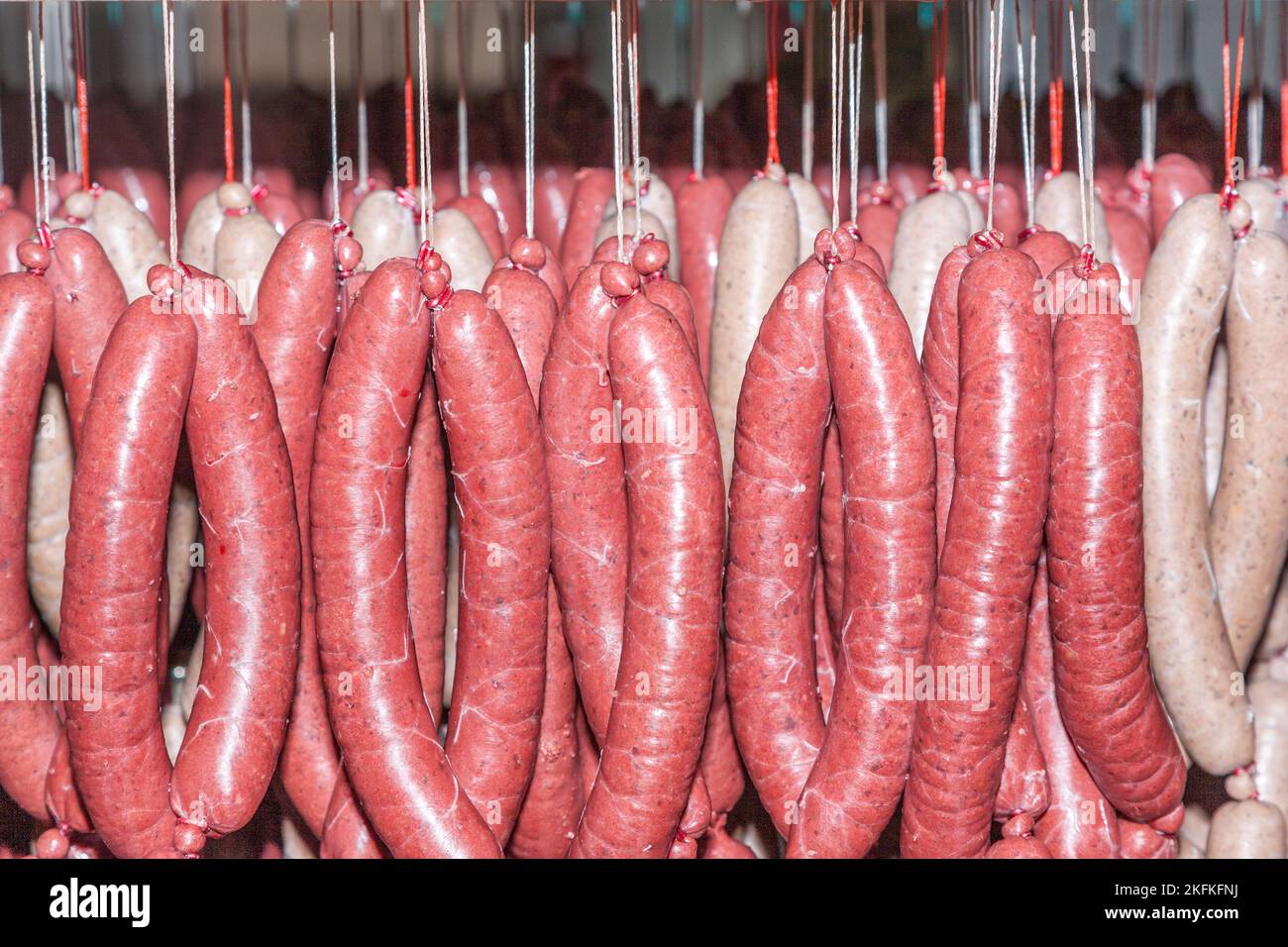 frische Zubereitung der Wurst beim Metzger Stock Photo - Alamy
