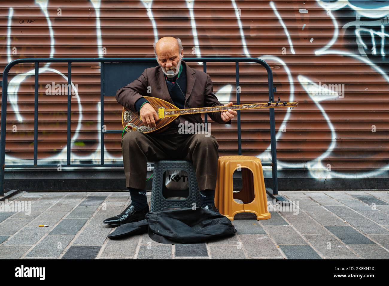 ISTANBUL, TURKEY - APRIL 1, 2022: Street artist on the streets of ...