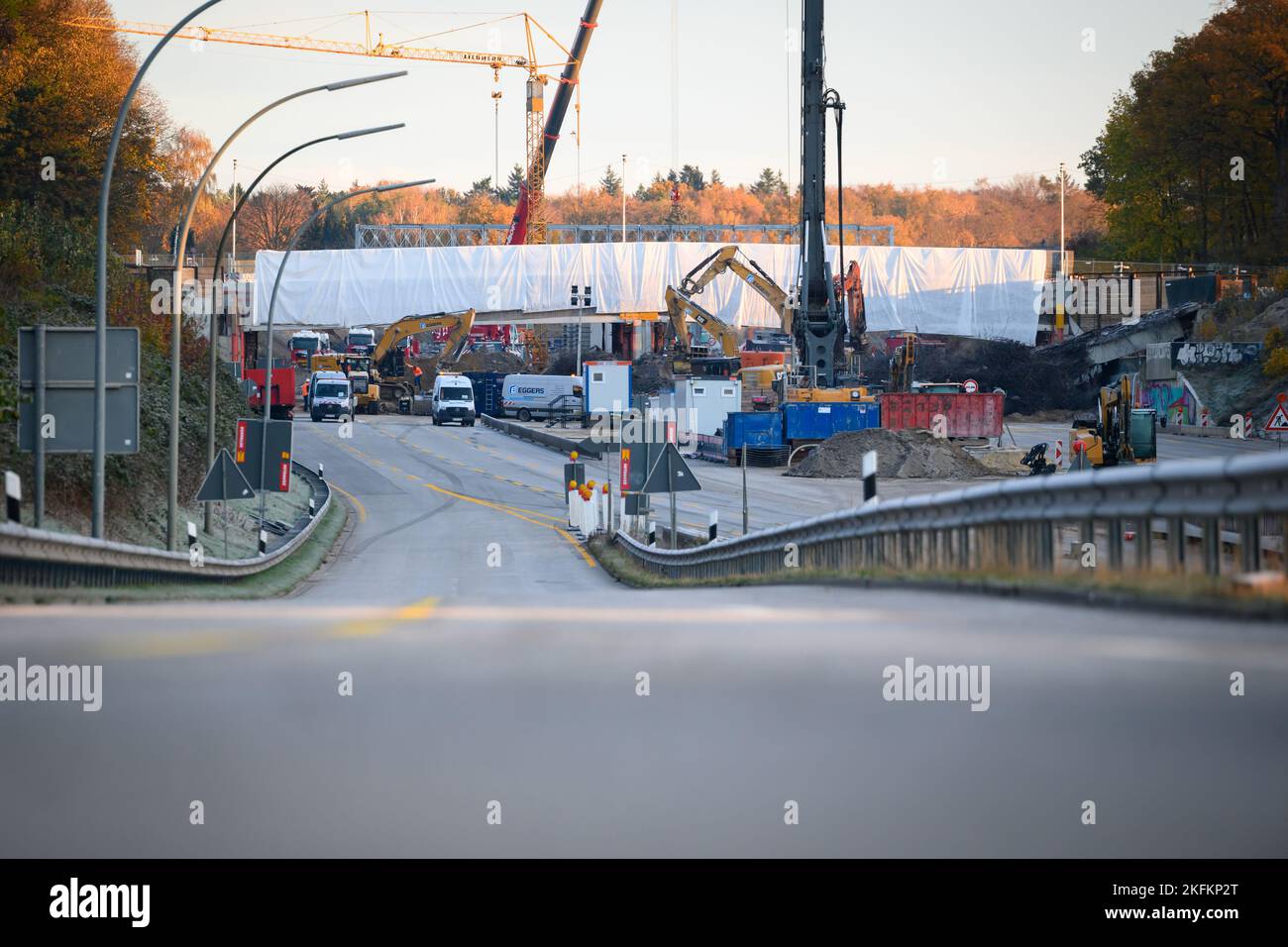 19 November 2022, Hamburg: Excavators, cranes and other construction ...