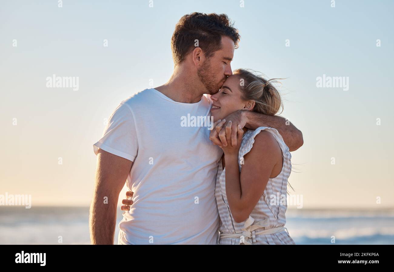 Kiss romance hugging hi-res stock photography and images - Alamy