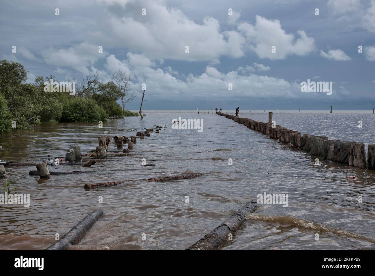 Old gravel jetty hi-res stock photography and images - Alamy
