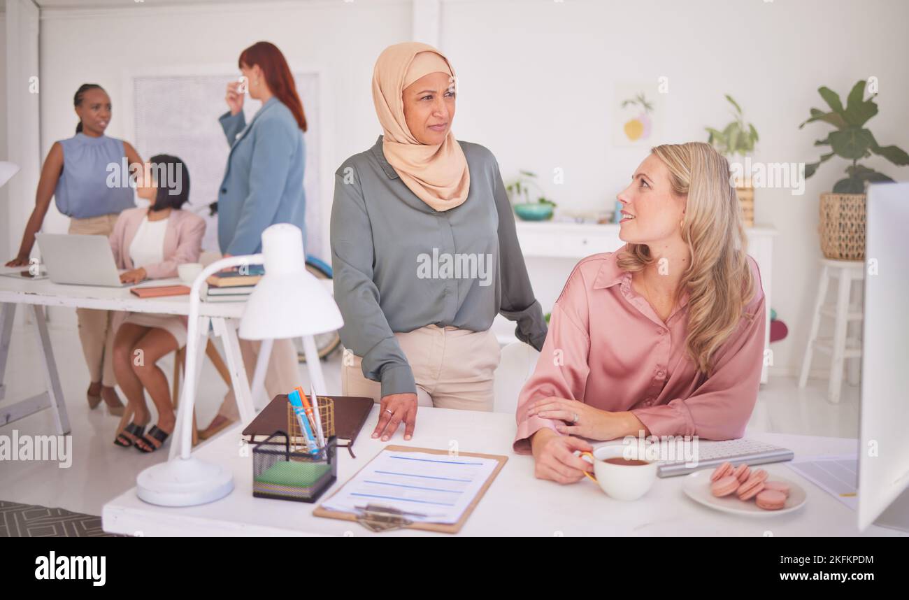 Women talking to employee desk hi-res stock photography and images - Alamy