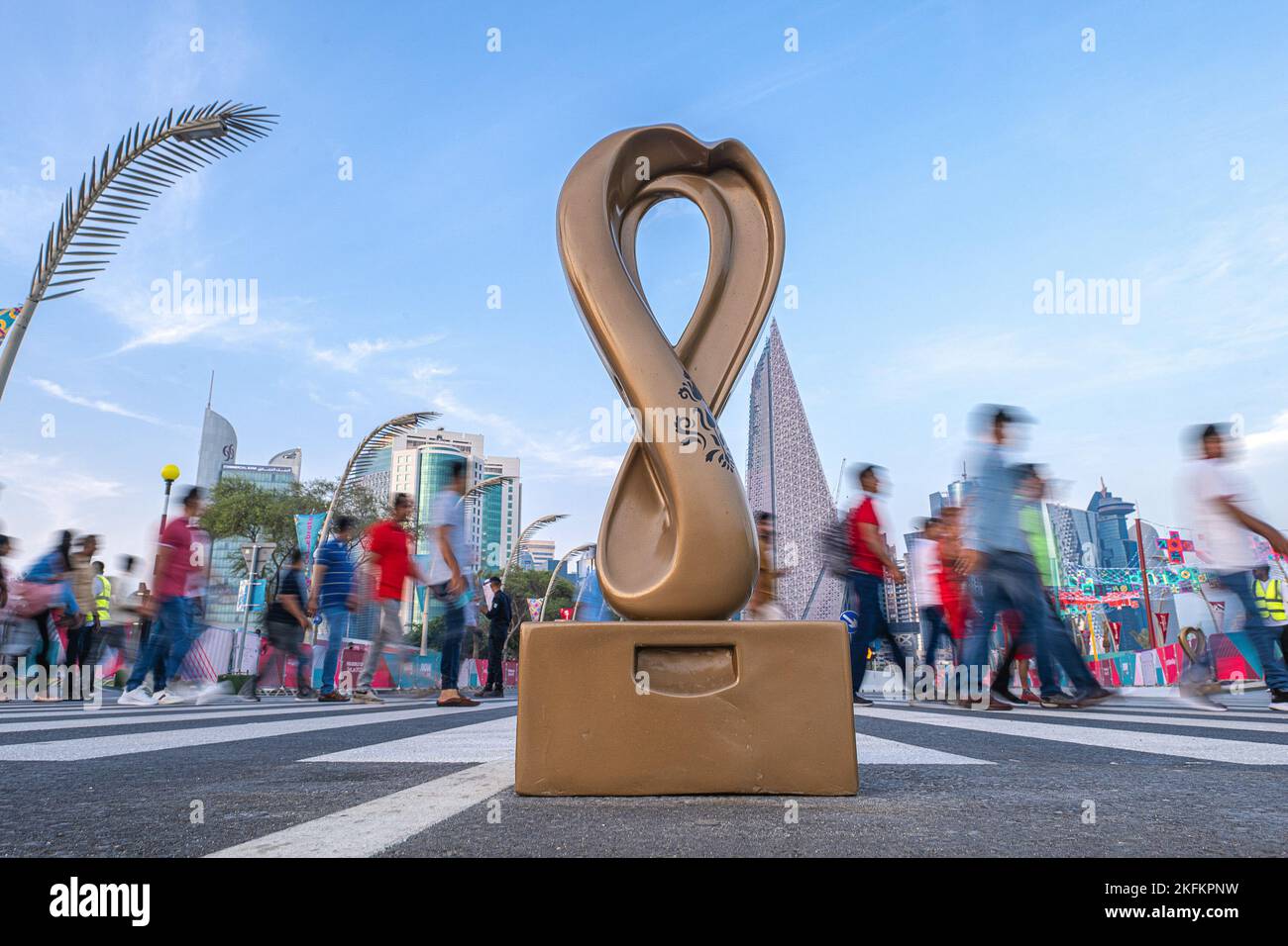 (221119) -- DOHA, Nov. 19, 2022 (Xinhua) -- A statue of FIFA World Cup ...