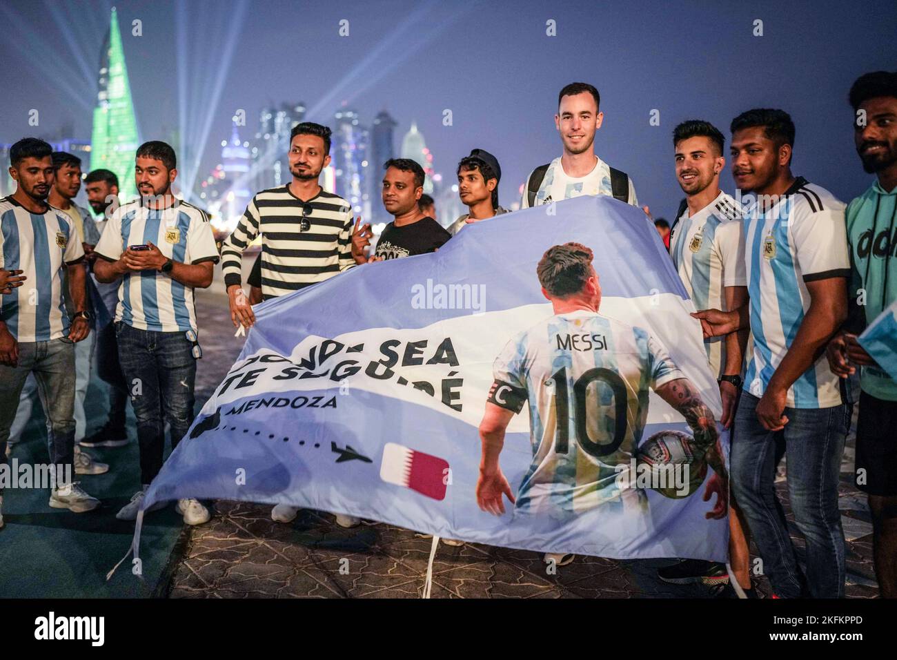 (221119) -- DOHA, Nov. 19, 2022 (Xinhua) -- Fans pose for pictures at ...