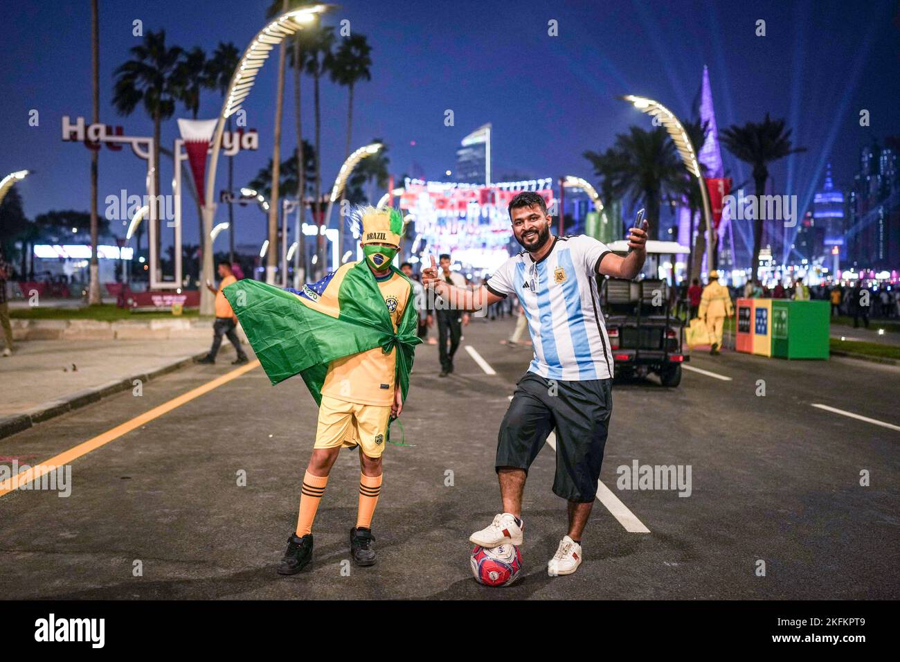 (221119) -- DOHA, Nov. 19, 2022 (Xinhua) -- Fans pose for pictures at ...