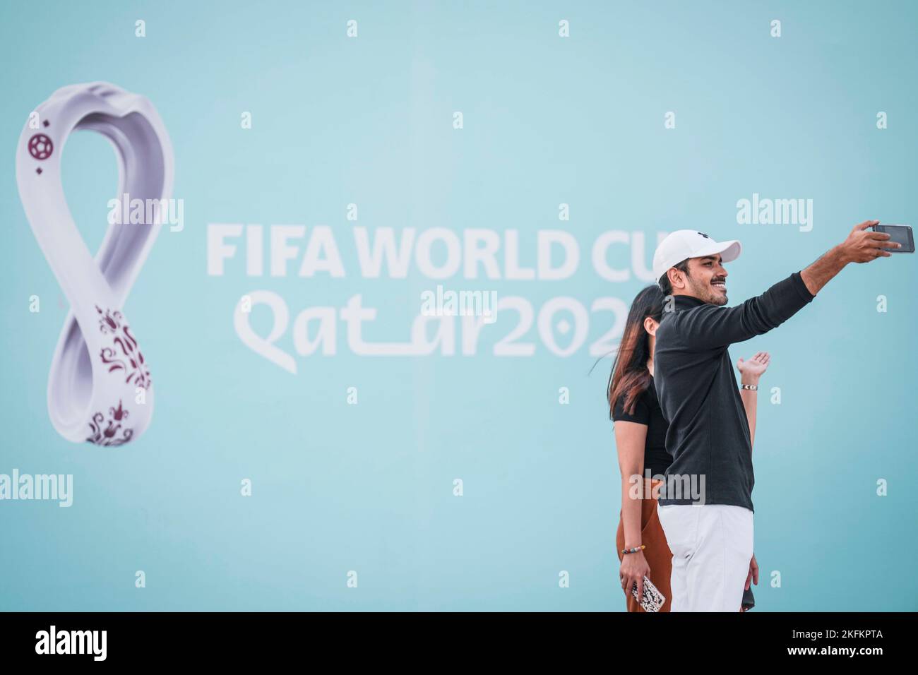 (221119) -- DOHA, Nov. 19, 2022 (Xinhua) -- Tourists take selfies near ...