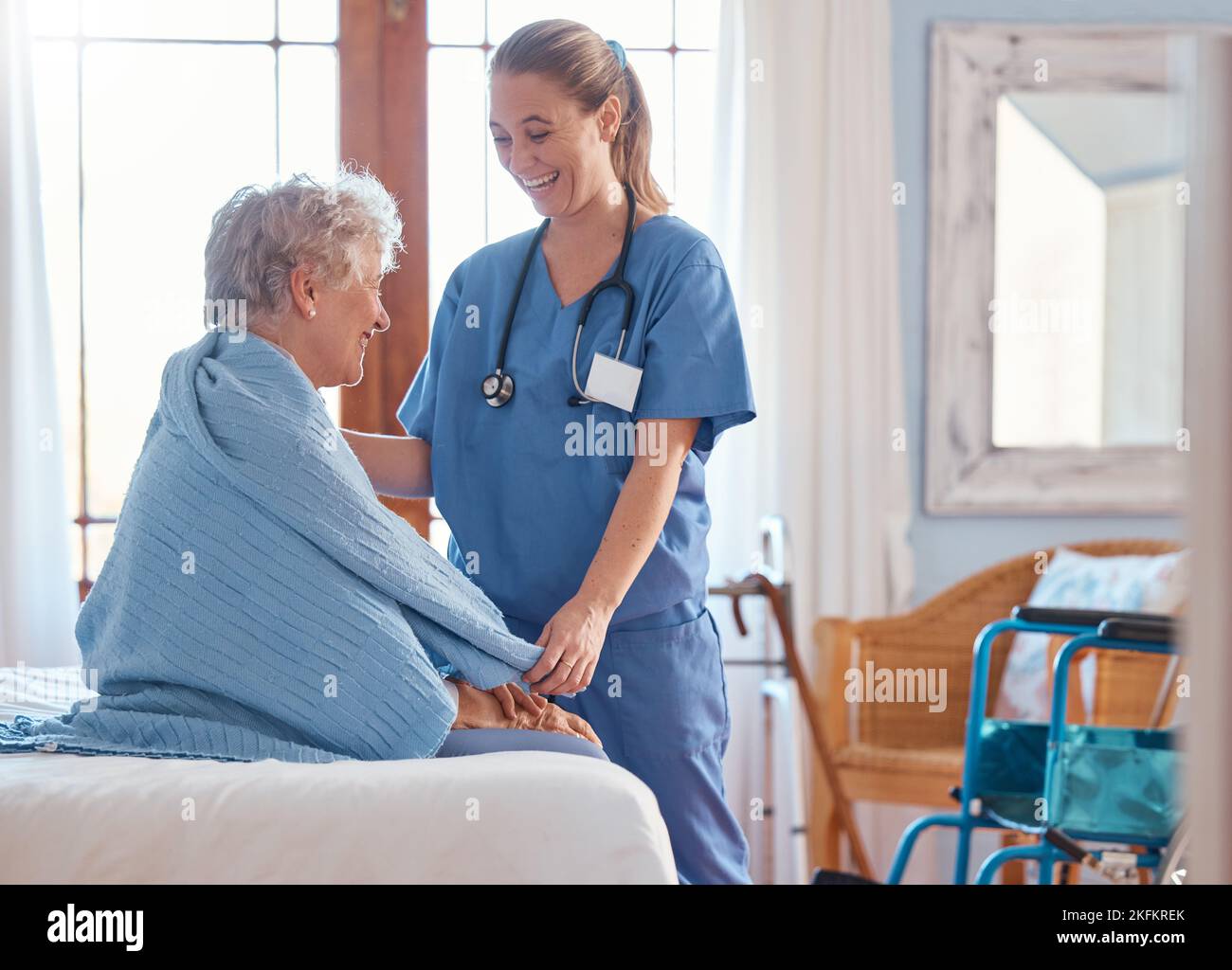 Old woman home nurse hi-res stock photography and images - Alamy