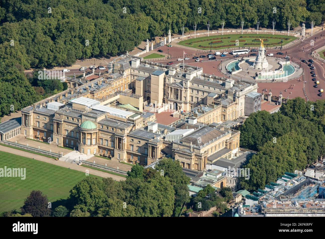 Buckingham palace exterior aerial hi-res stock photography and images ...