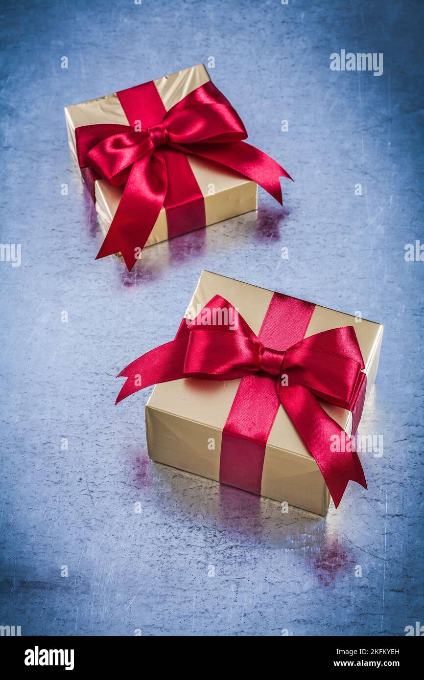 Red bow packing gifts hi-res stock photography and images - Alamy
