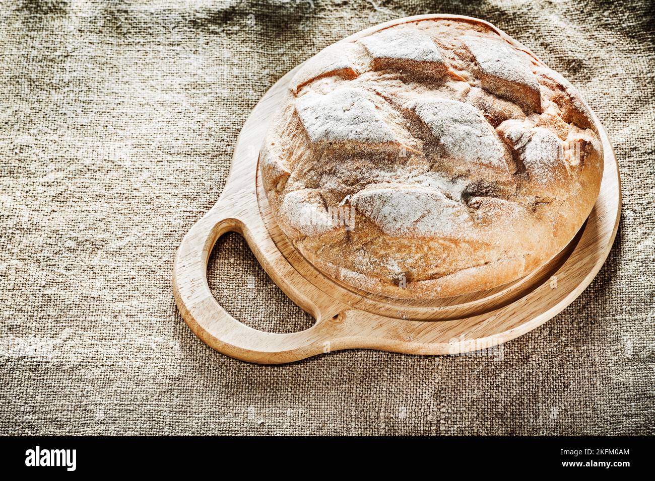 Chopping board bread on burlap background Stock Photo - Alamy