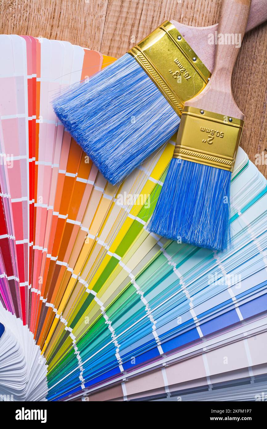 color palette and paintbrushes on wooden board Stock Photo - Alamy