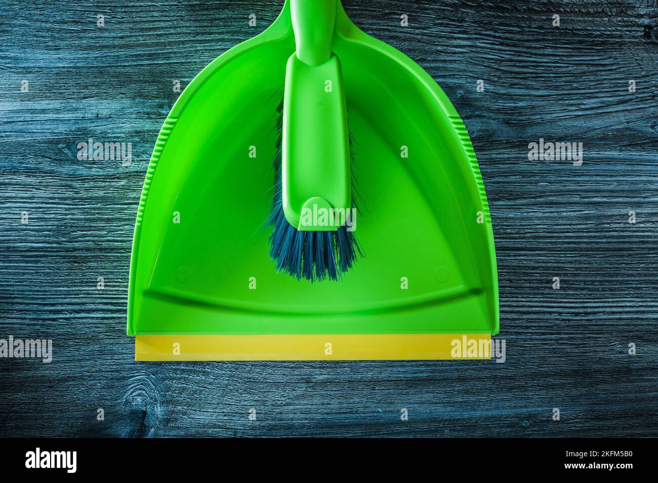Green sweeping brush dustpan hi-res stock photography and images - Alamy