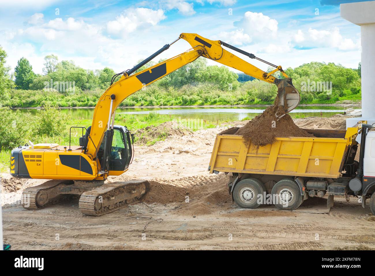 loading of sand by exkavator Stock Photo - Alamy