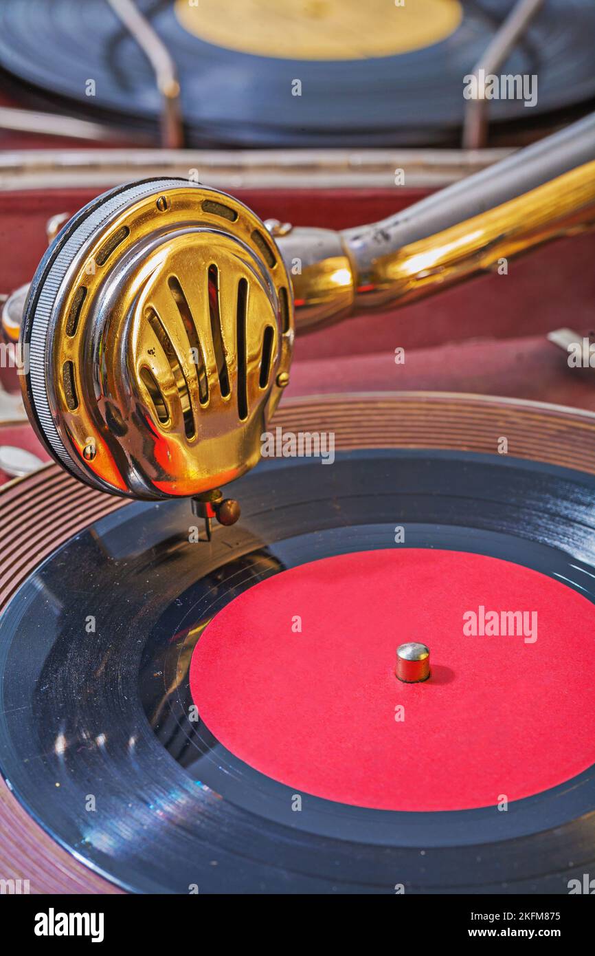 old gramophone view on speaker on vinil disk Stock Photo - Alamy