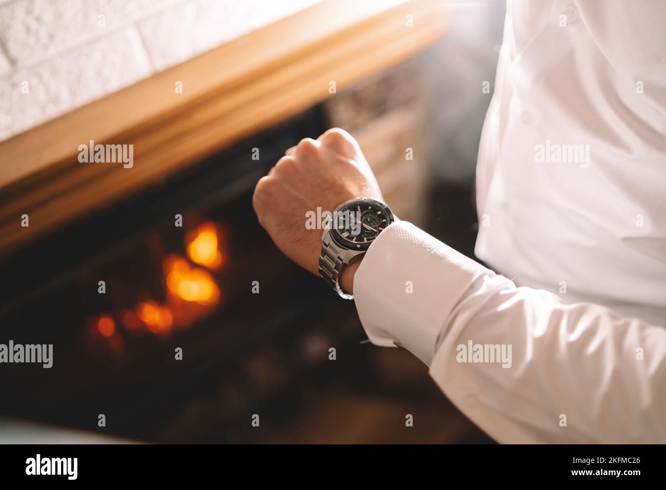 Watching clock office hi-res stock photography and images - Alamy