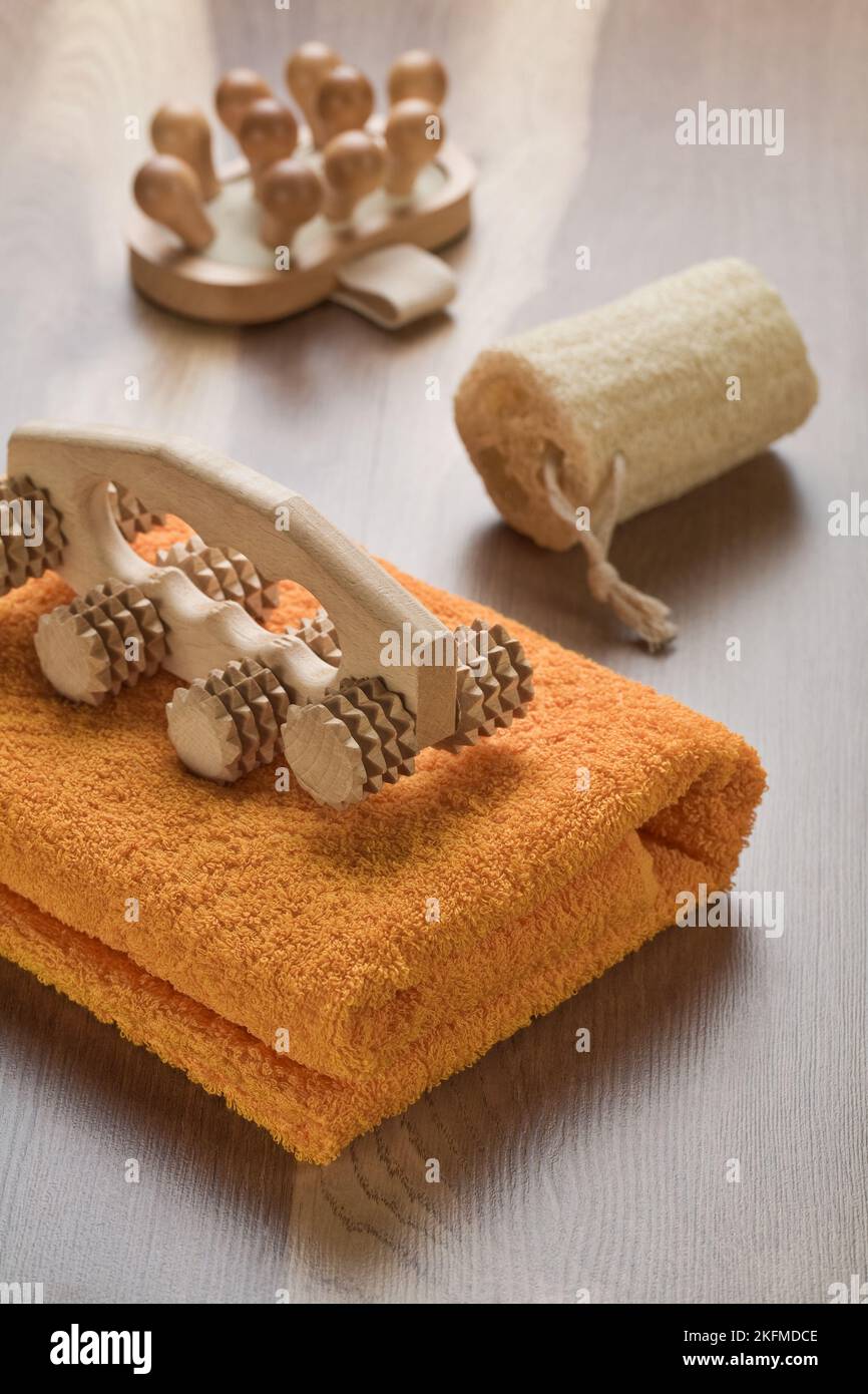 set for bathing on wooden background Stock Photo - Alamy
