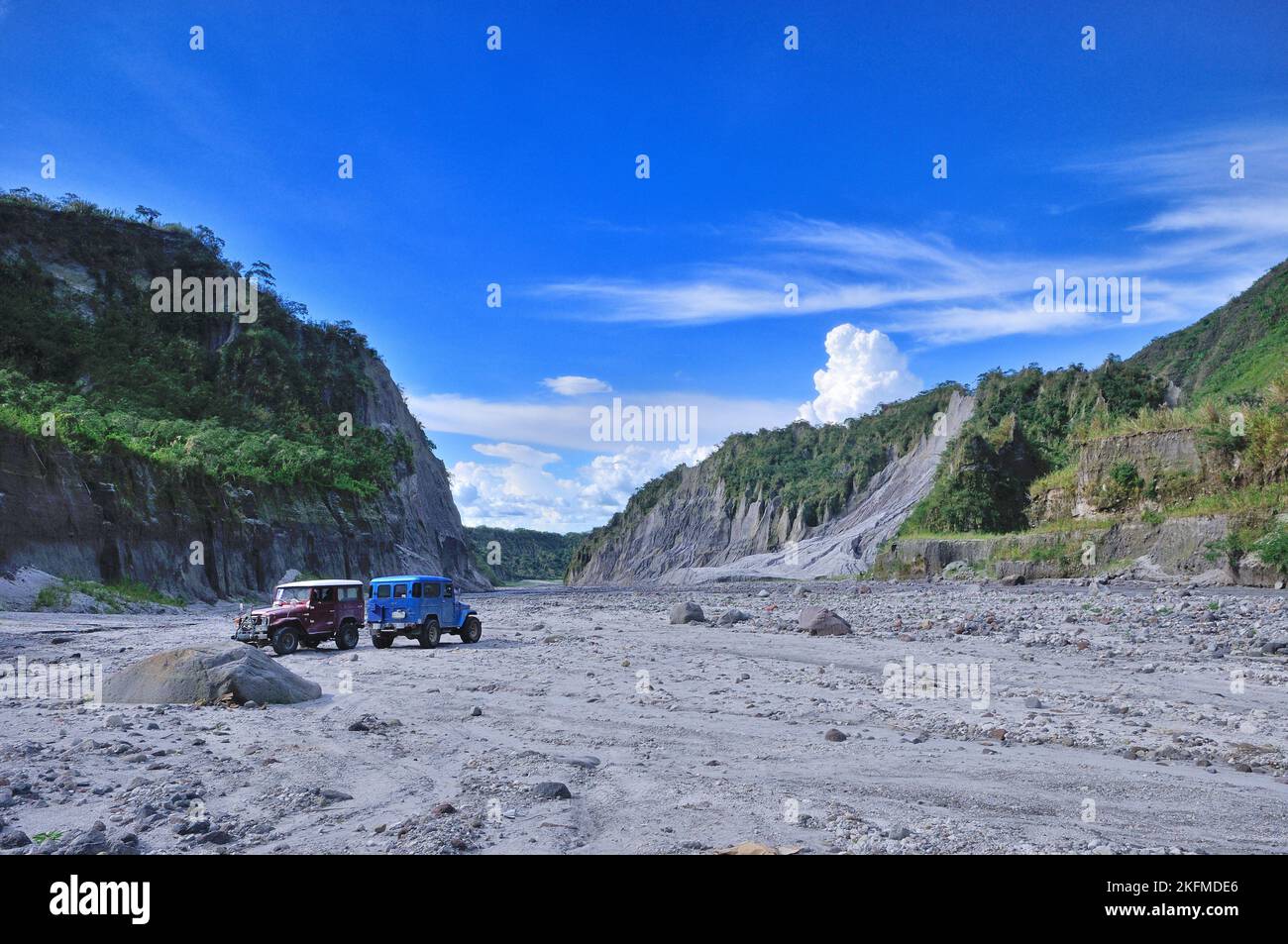 Ash cloud volcano mount pinatubo hi-res stock photography and images ...