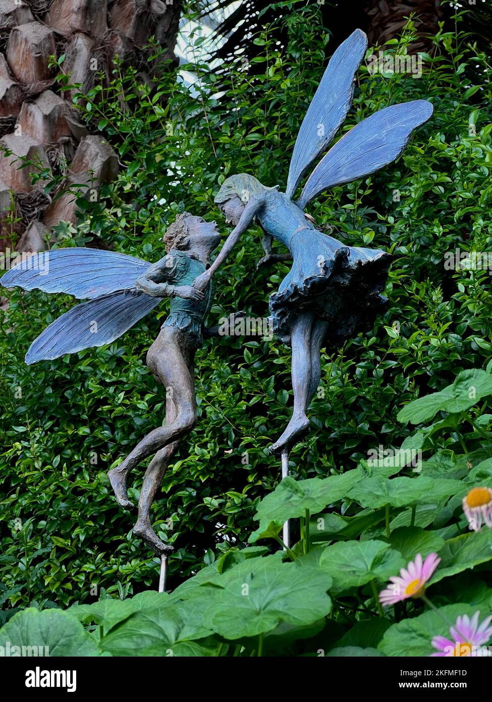 Kissing elves hi-res stock photography and images - Alamy