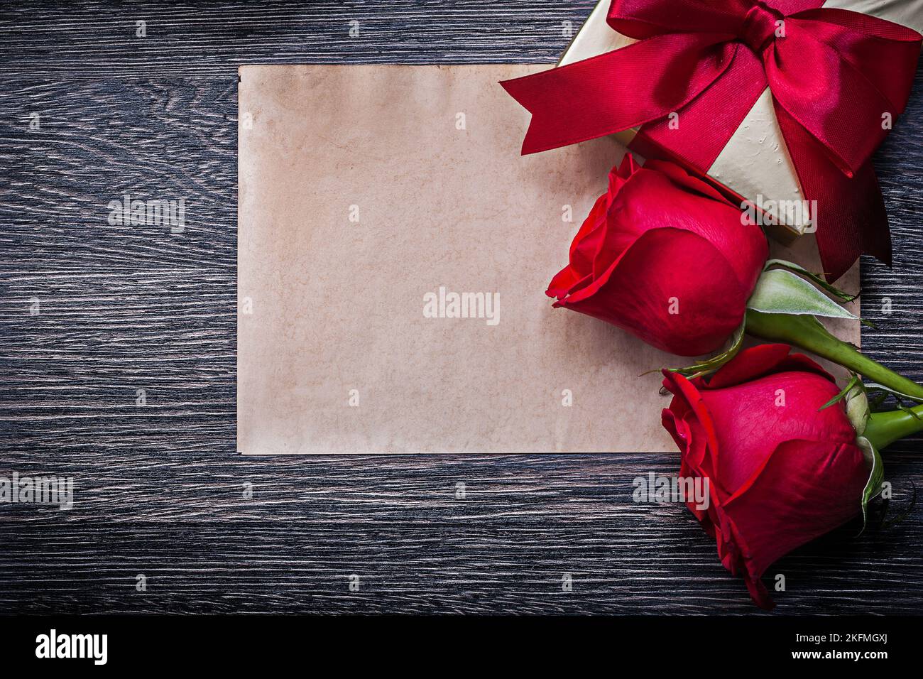 Vintage clean paper red natural roses wrapped gift box Stock Photo - Alamy