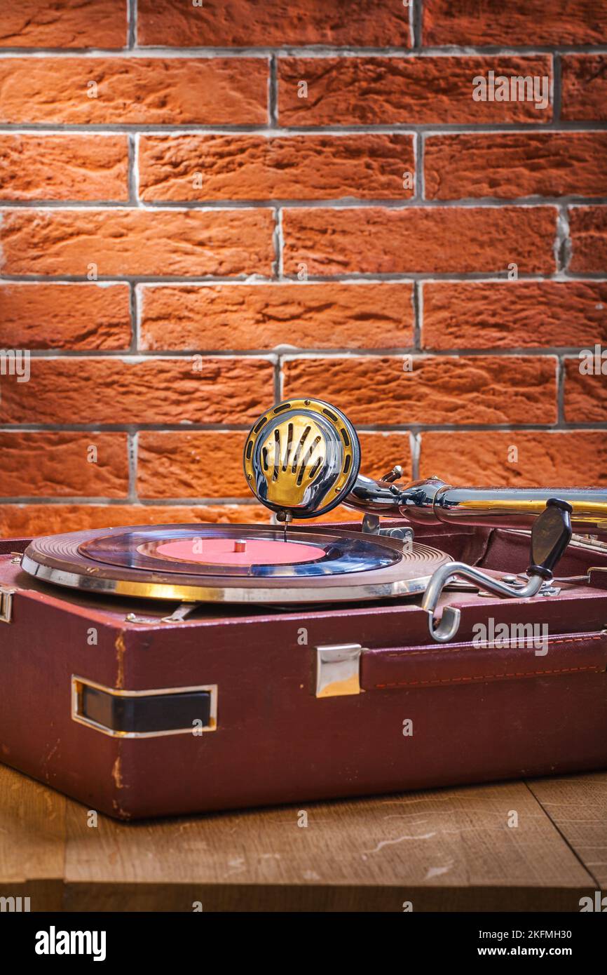 vintage gramophone on table and background of brickwall Stock Photo - Alamy