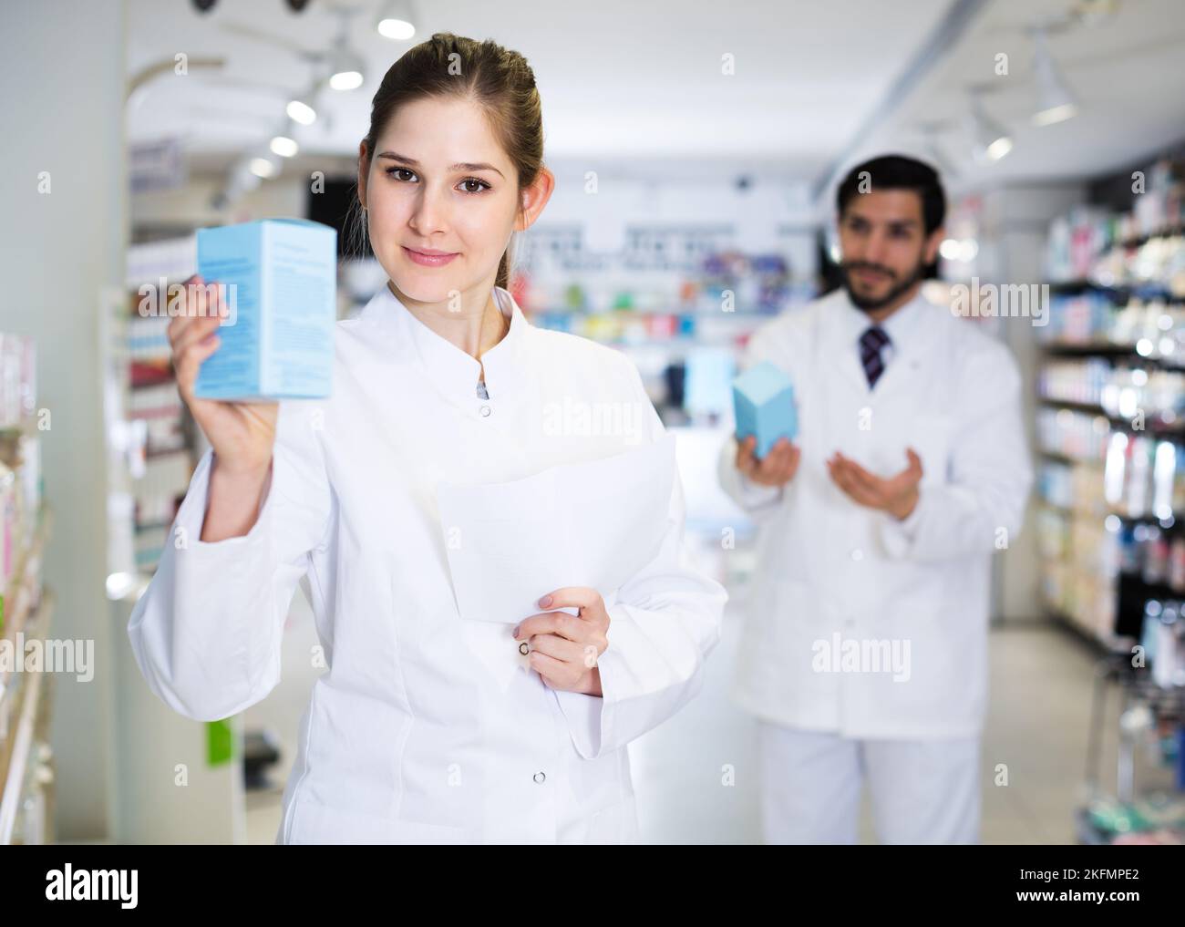 Two apothecary man woman hi-res stock photography and images - Alamy