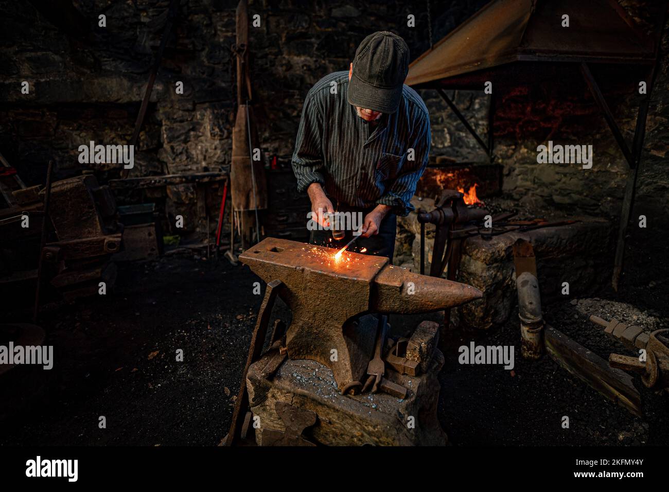 Steel trusts hi-res stock photography and images - Alamy